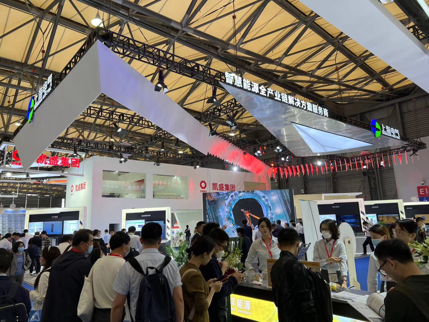 SNEC 2023 - AVANCIS - Solarfassaden aus Deutschland